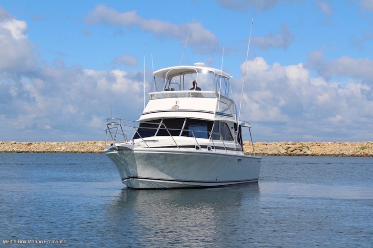 Caribbean 35 Flybridge Cruiser Twin Cummins Diesels: Power Boats ...