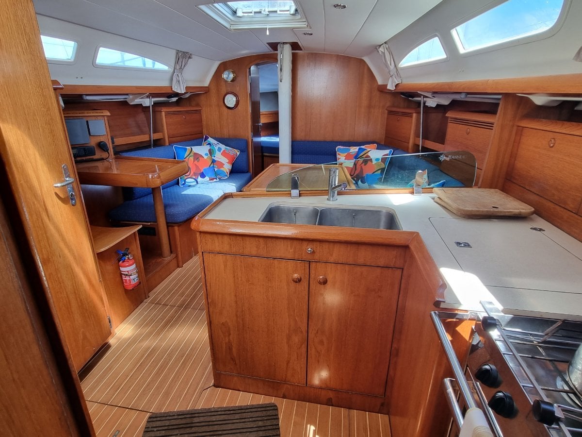 Jeanneau Sun Fast 37 For Sale | Hallett Boat Brokers