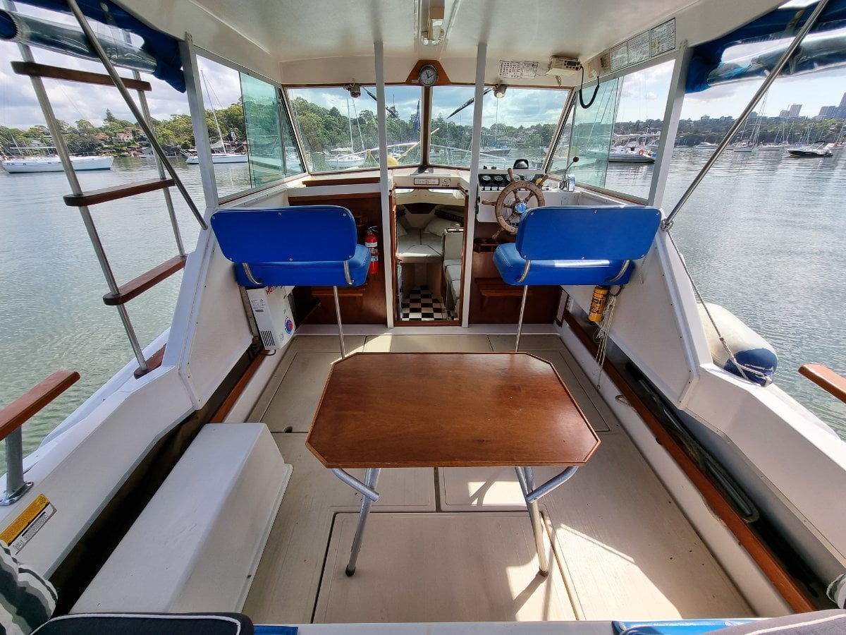 Mariner 26 Pacer Flybridge Cruiser For Sale | Hallett Boat Brokers
