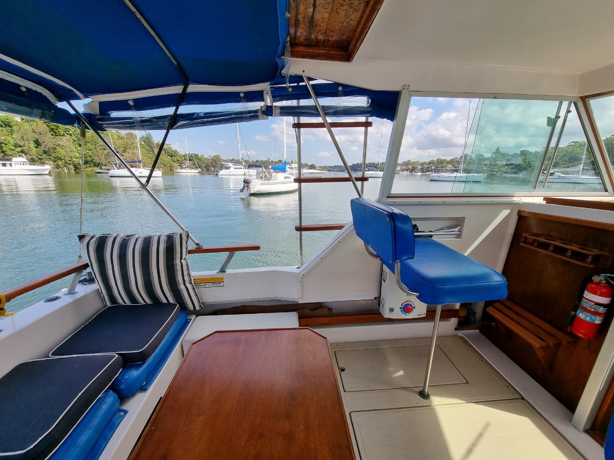 Mariner 26 Pacer Flybridge Cruiser For Sale | Hallett Boat Brokers
