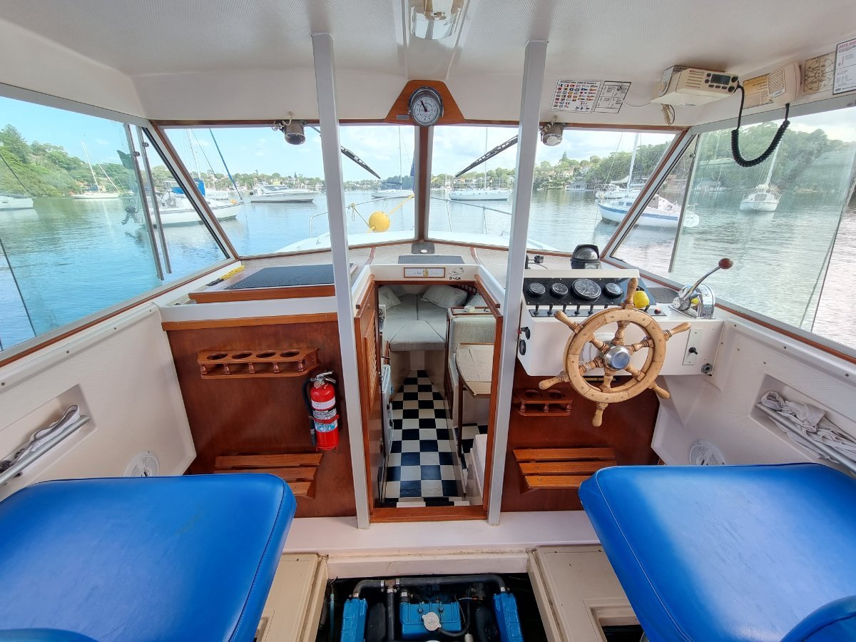 Mariner 26 Pacer Flybridge Cruiser For Sale | Hallett Boat Brokers