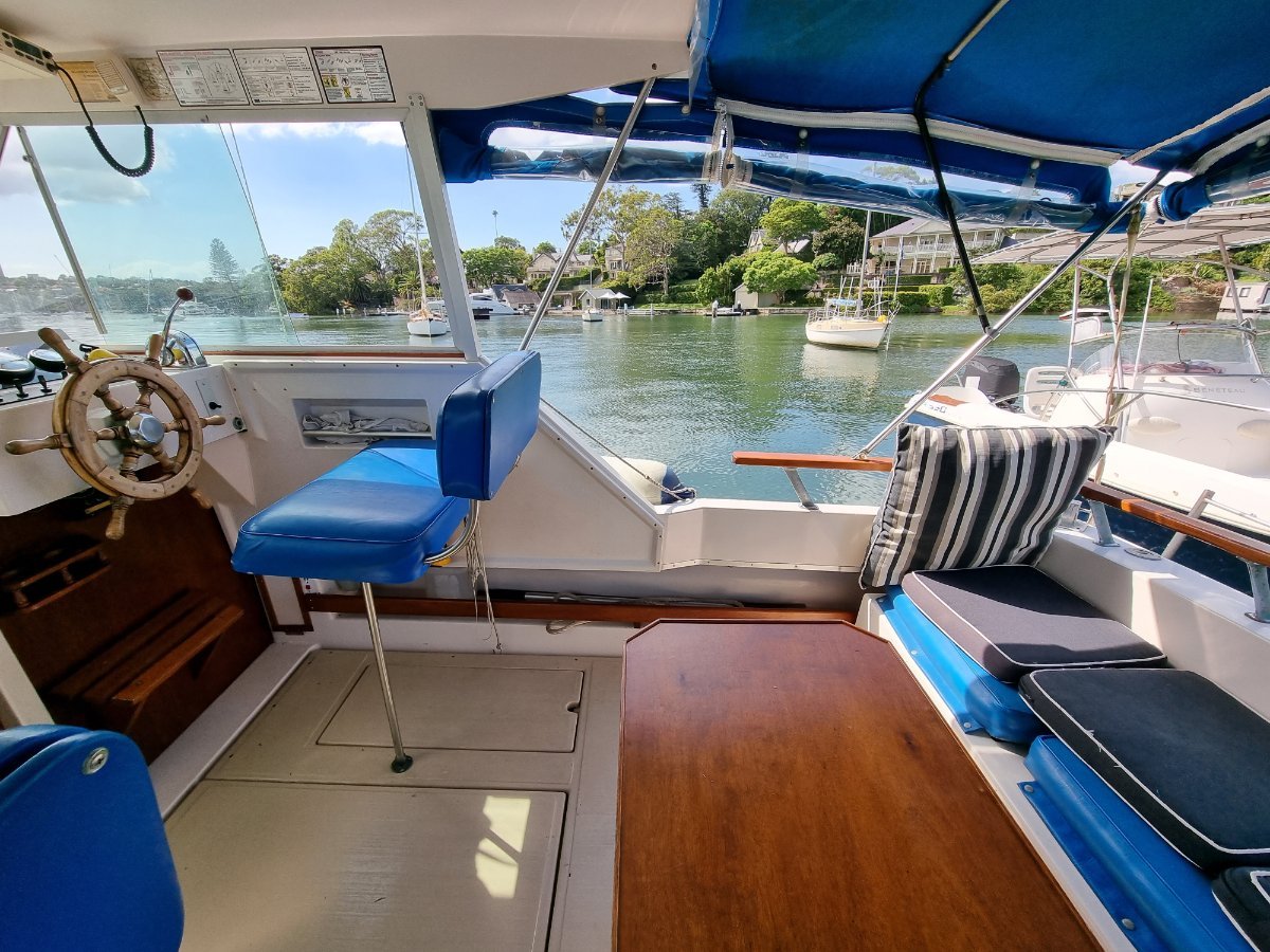 Mariner 26 Pacer Flybridge Cruiser For Sale | Hallett Boat Brokers