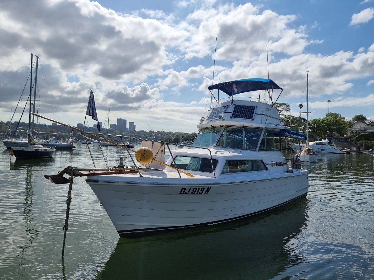 Mariner 26 Pacer Flybridge Cruiser For Sale | Hallett Boat Brokers