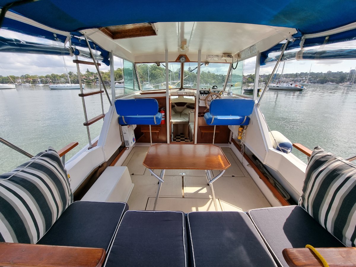 Mariner 26 Pacer Flybridge Cruiser For Sale | Hallett Boat Brokers