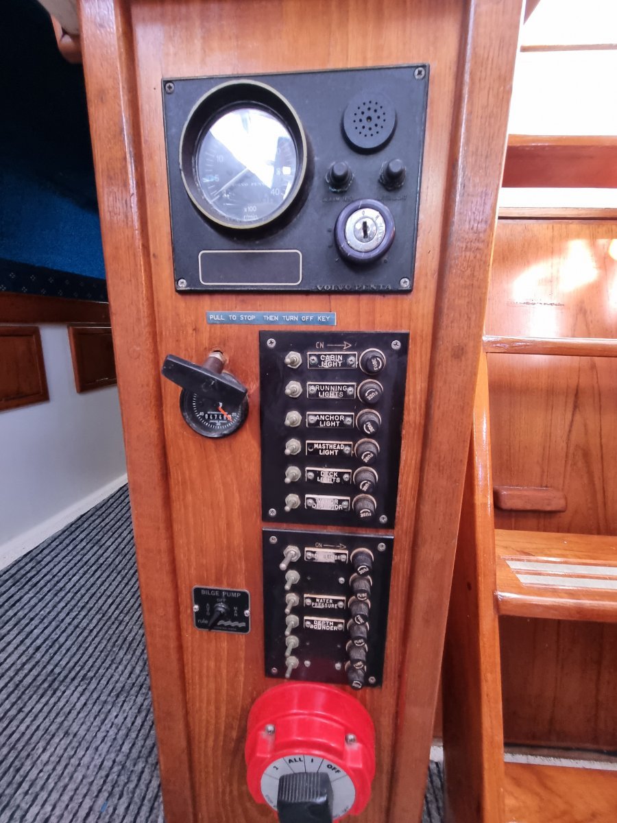 Mottle 33 For Sale | Hallett Boat Brokers