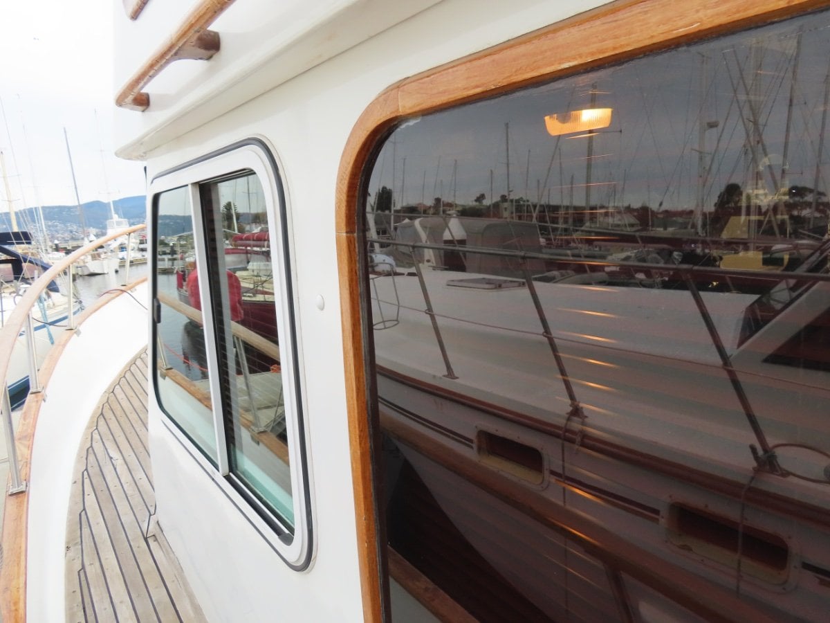 Used Universal 41 Flybridge Cruiser Quality Long Range Cruiser ...