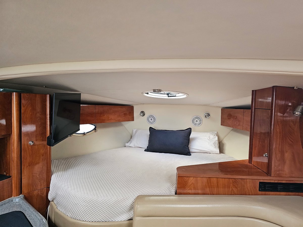 Larson Cabrio 350: Power Boats | Boats Online for Sale | Composite ...