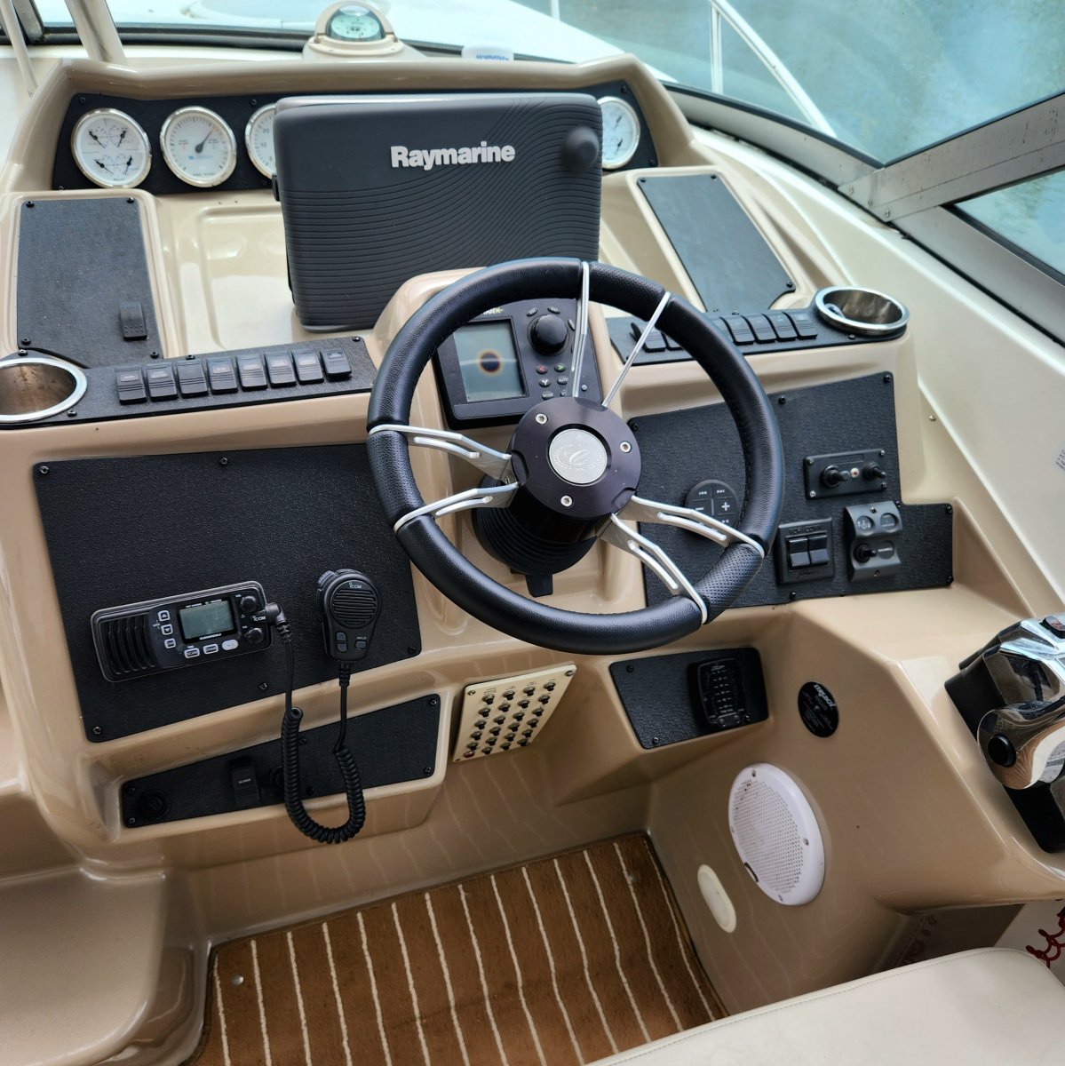 Used Larson Cabrio 350 for Sale | Boats For Sale | Yachthub