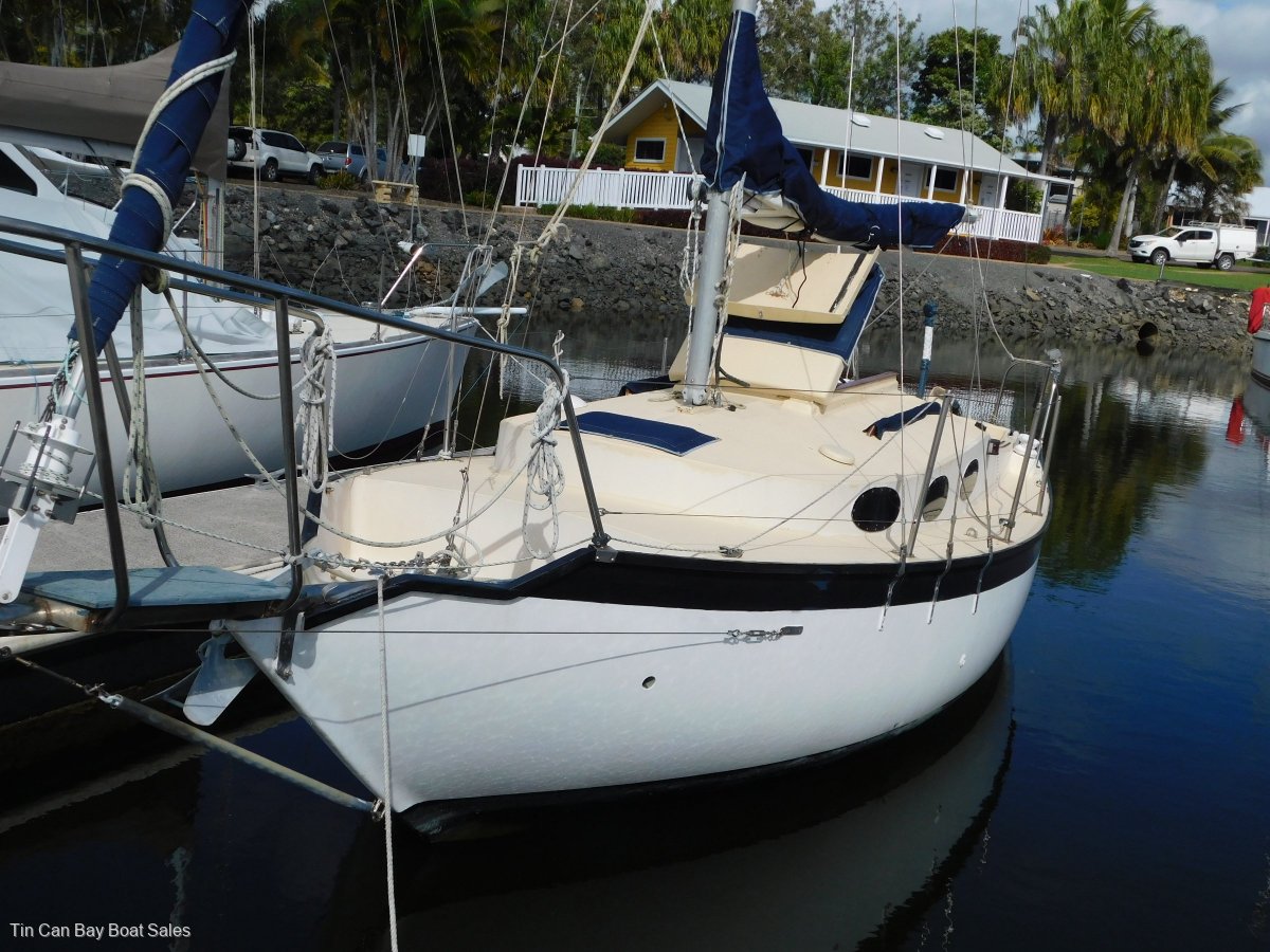 Roberts Spray 22...... Fibreglass Sailing Sloop Trailerable: Sailing ...
