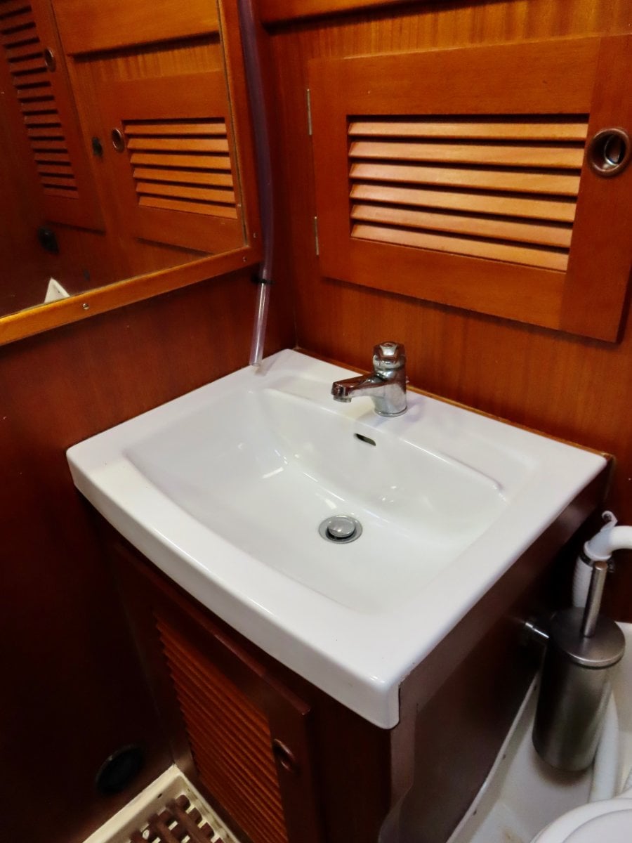 Used Hallberg-rassy 42e Exceptional Bluewater Cruiser, Highly Equipped ...