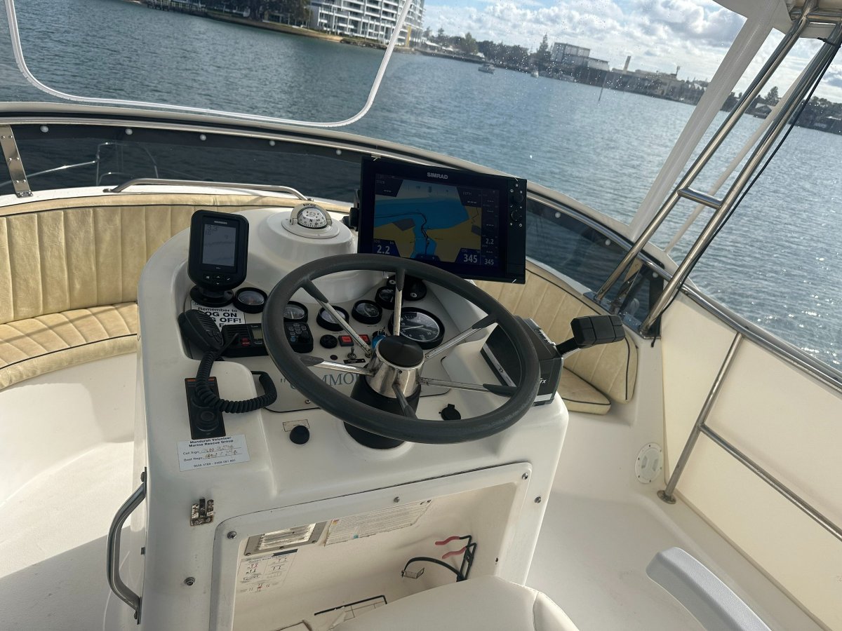 Commodore 33 Flybridge Twin Cabin Cruiser: Power Boats | Boats Online ...