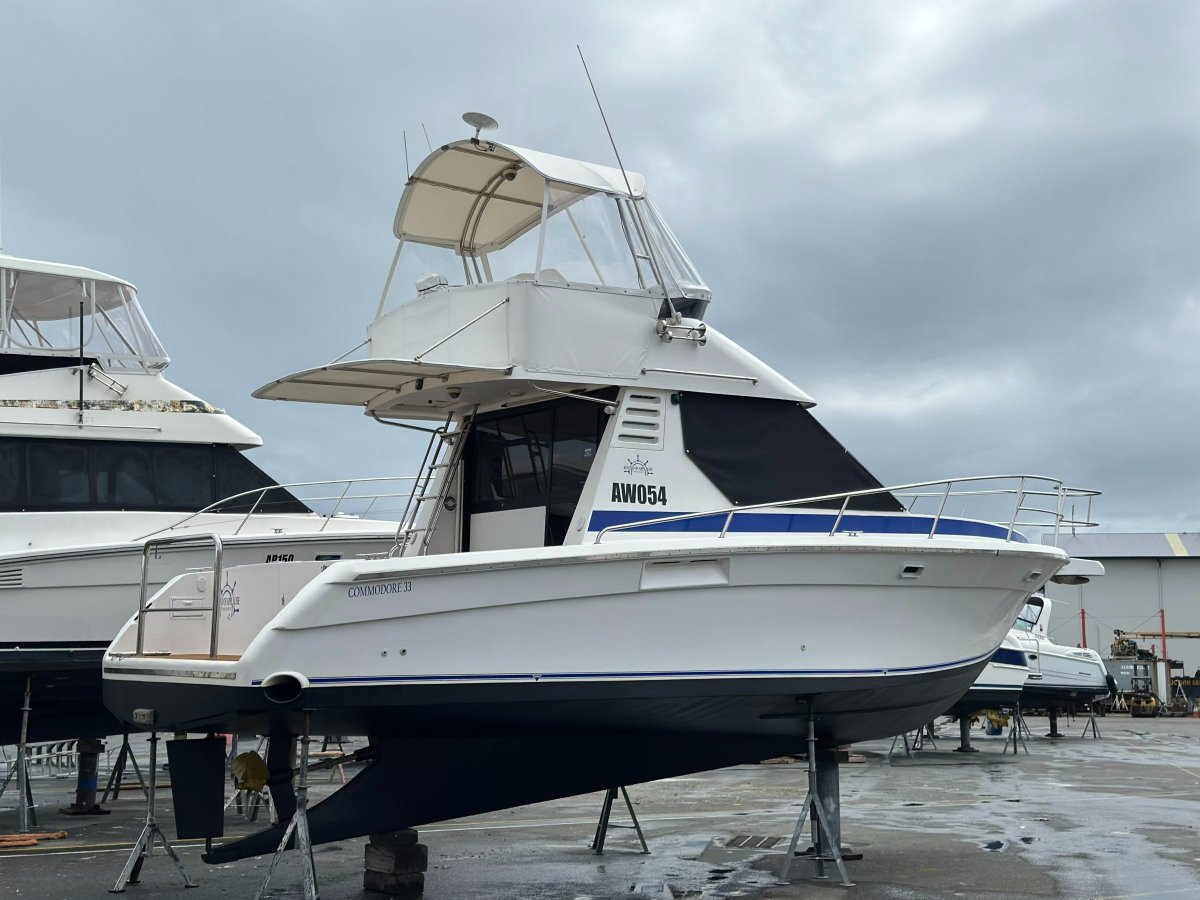 Used Commodore 33 Flybridge Twin Cabin Cruiser for Sale | Boats For ...