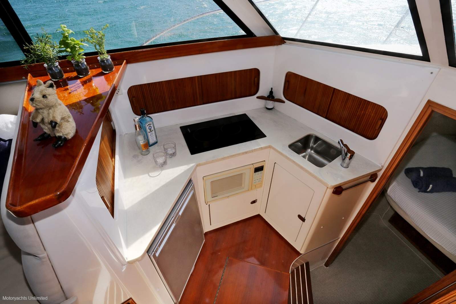 Used Riviera 33 Flybridge - Island Master Berth, Modern Interior for ...