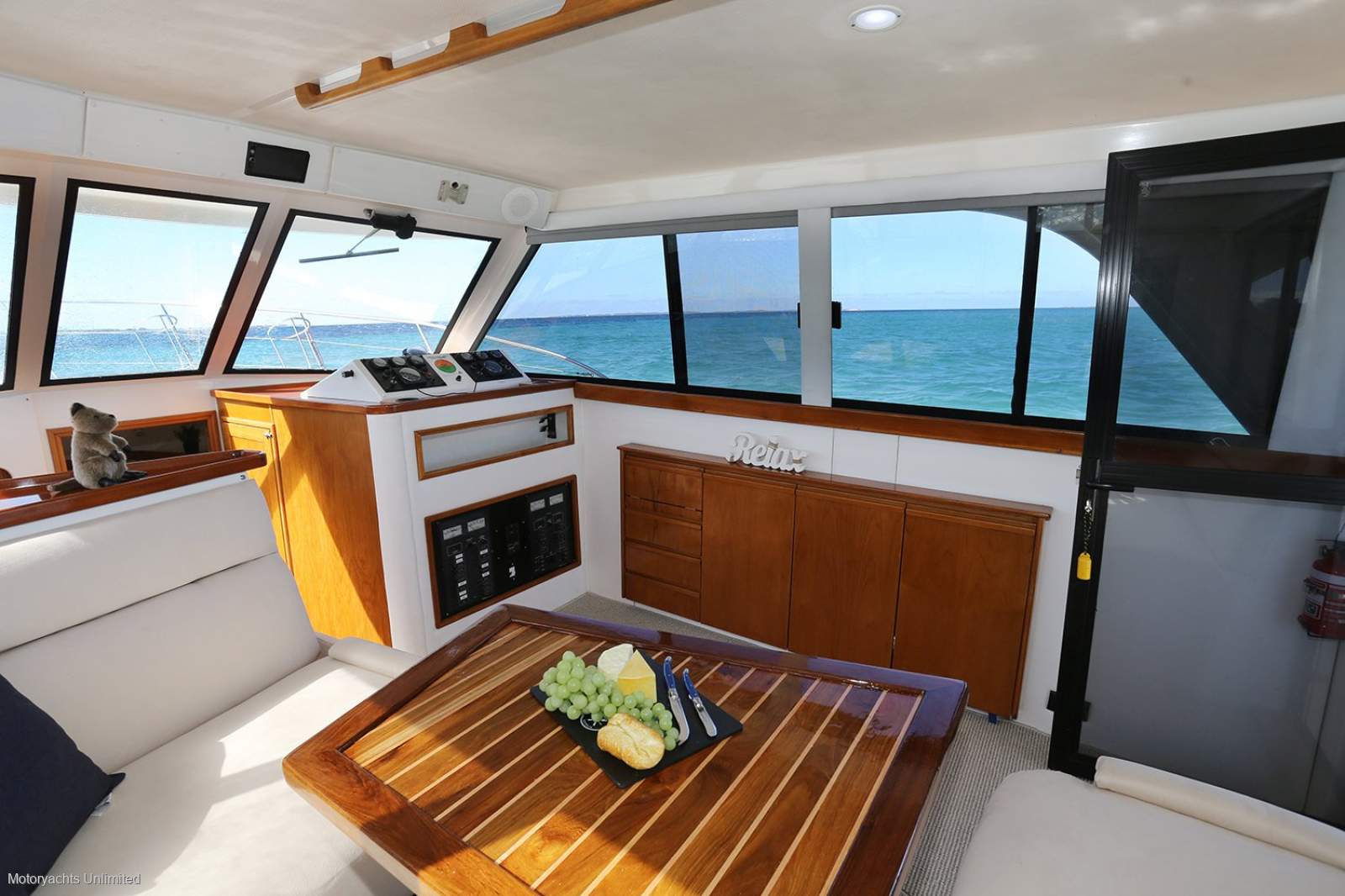 Riviera 33 Flybridge Ready for summer! For Sale | Motoryachts Unlimited ...