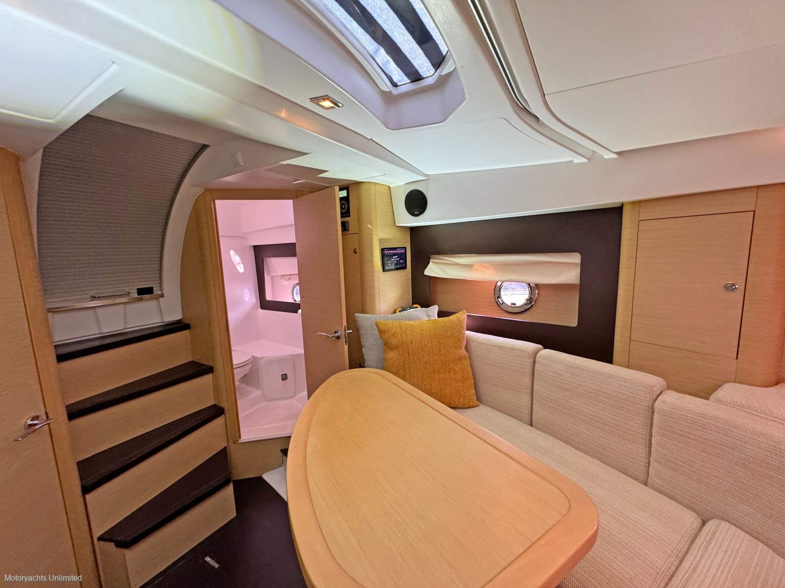 Beneteau Monte Carlo 32 - Modern & Stylish Sports Cruiser: Power Boats ...