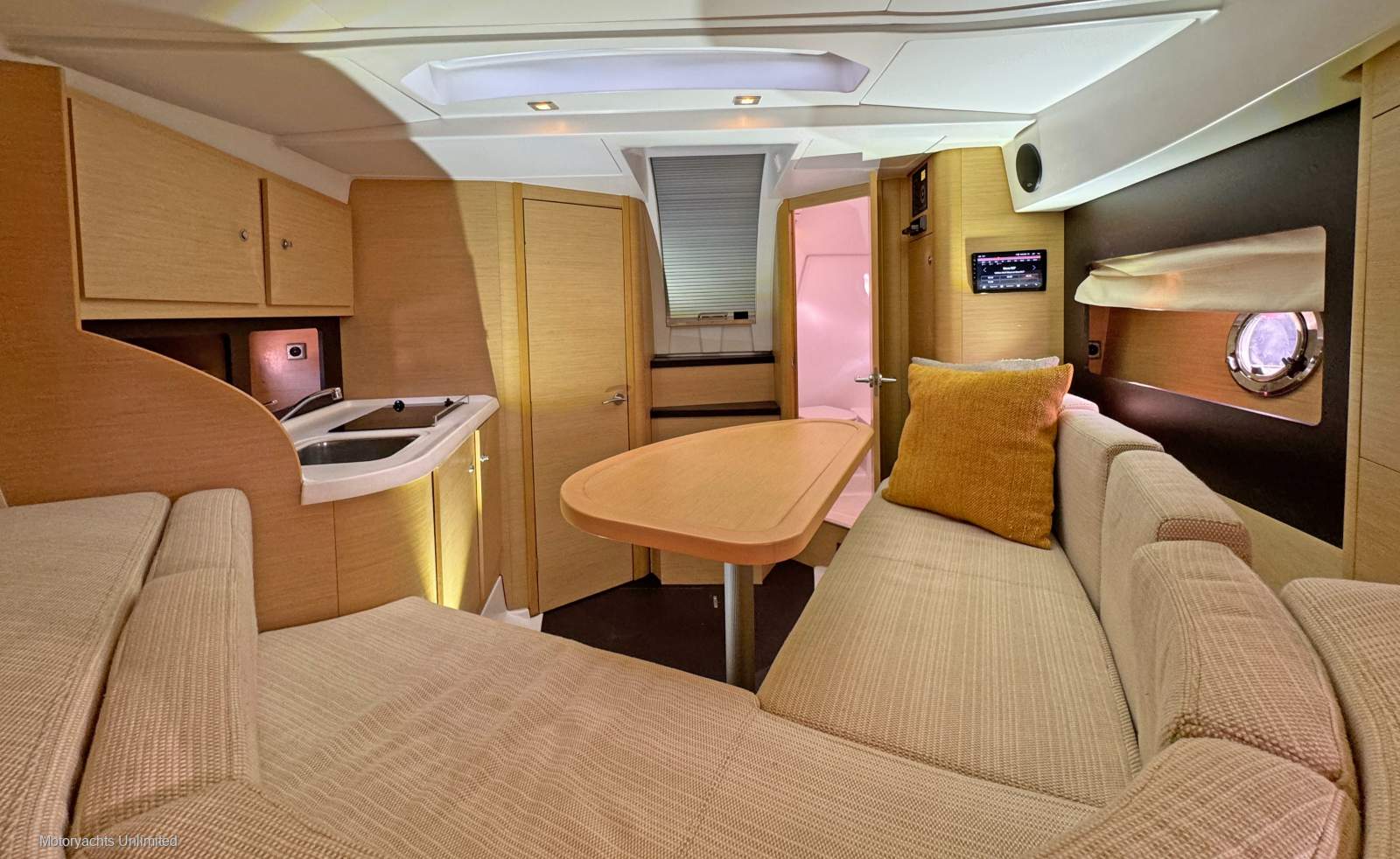 Beneteau Monte Carlo 32 - Modern & Stylish Sports Cruiser: Power Boats ...