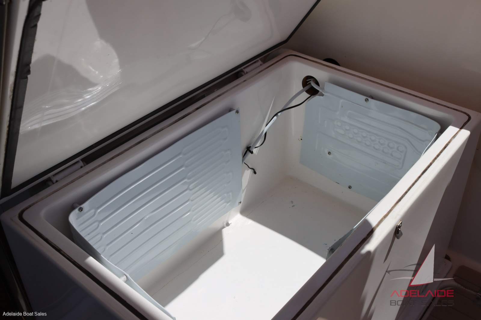 Leisurecat 10000 Kingfisher 2c + Scania Prime mover + Custom Trailer ...