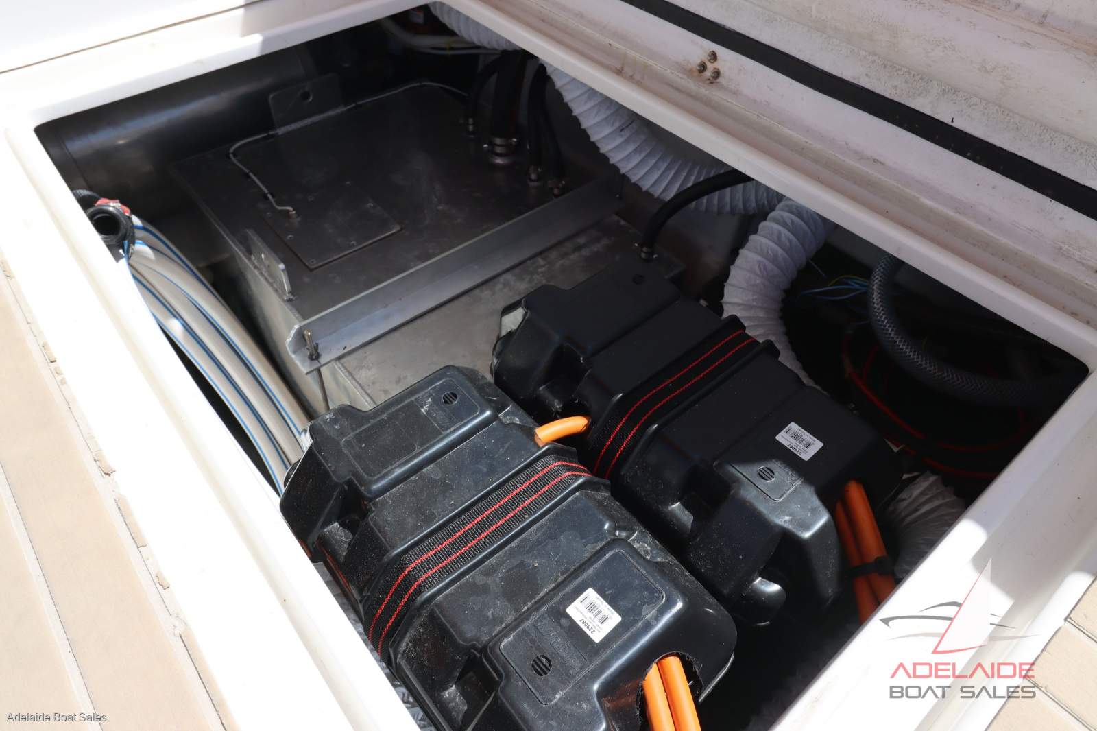 Leisurecat 10000 Kingfisher 2c + Scania Prime mover + Custom Trailer ...