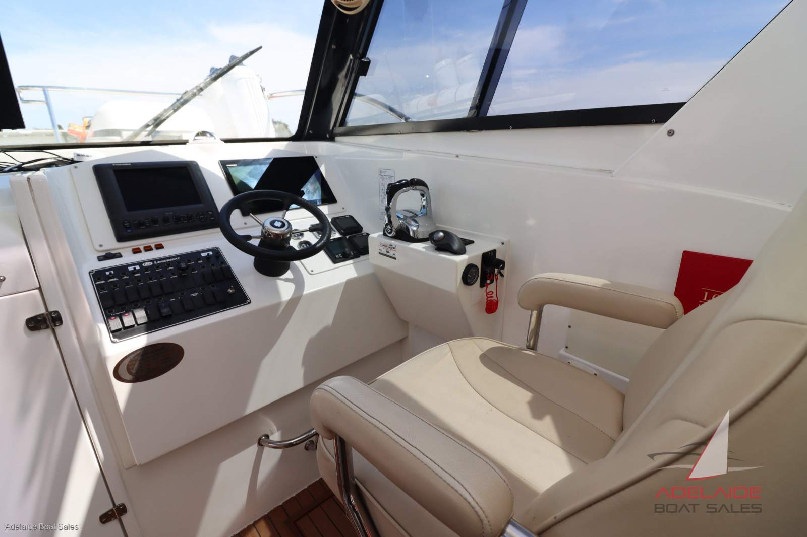 Leisurecat 10000 Kingfisher 2c + Scania Prime mover + Custom Trailer ...