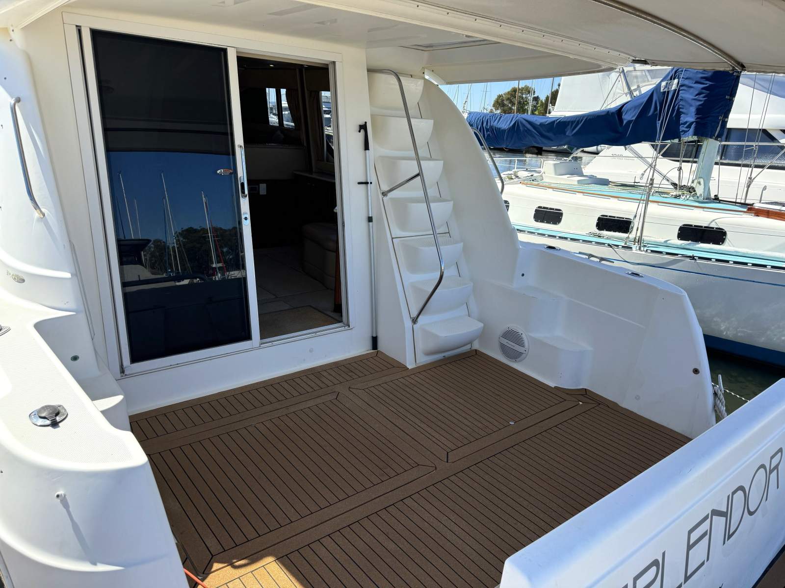Meridian 381 Sedan Bridge - Your Gateway To Relaxed Cruising!: Power ...