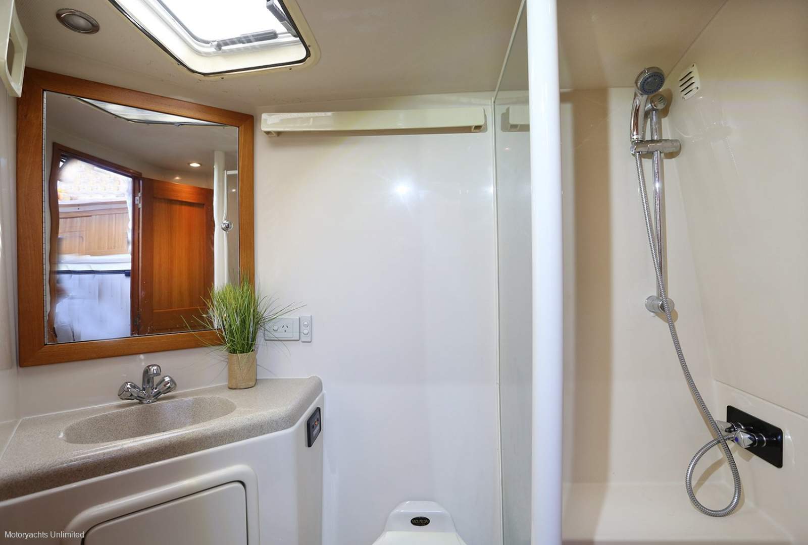 Riviera 34 Platinum Flybridge - Super size extended rear deck - 36ft ...