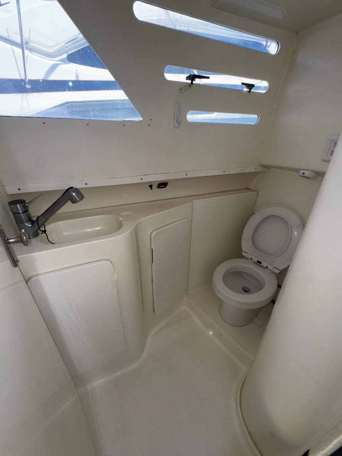 Used Seaquest 2800 Sportsman Flybridge Cruiser Fully Loaded With New ...