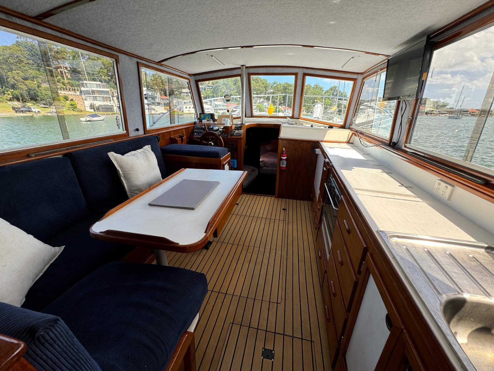 Masters 35 Flybridge - Survey, autopilot, 2000w inverter For Sale | Buy ...