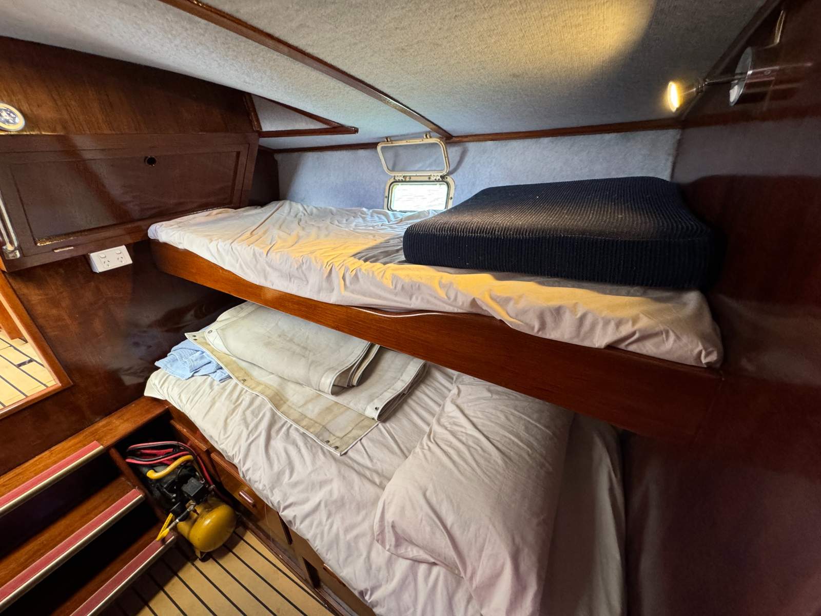 Masters 35 Flybridge - Survey, autopilot, 2000w inverter For Sale | Buy ...