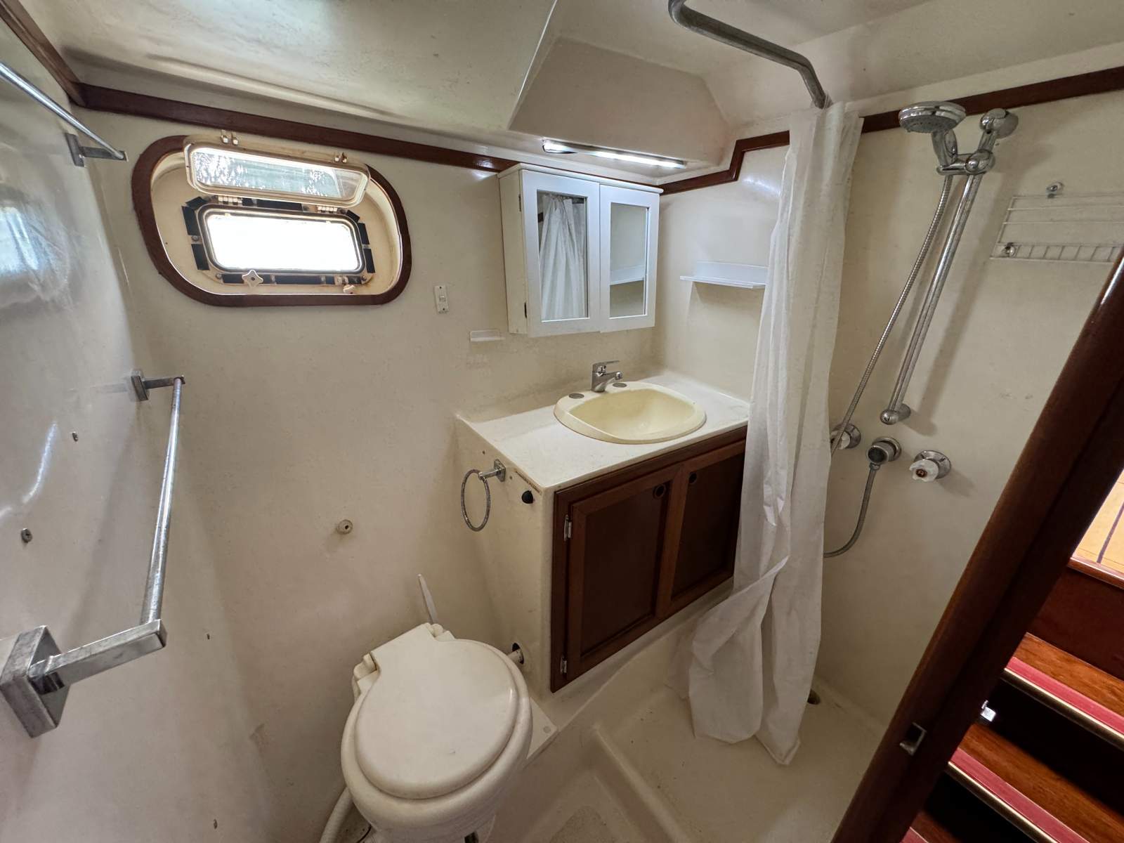 Used Masters 35 Flybridge - Survey, Autopilot, 2000w Inverter for Sale ...