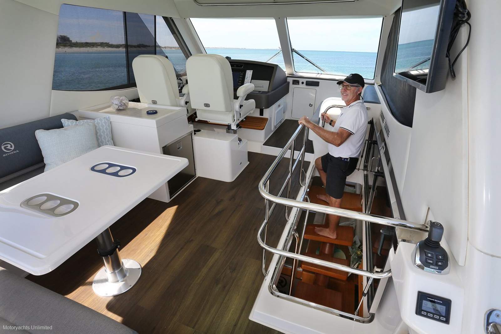 Used Riviera 52 Enclosed Flybridge - Stunning Three Cabin Model ...