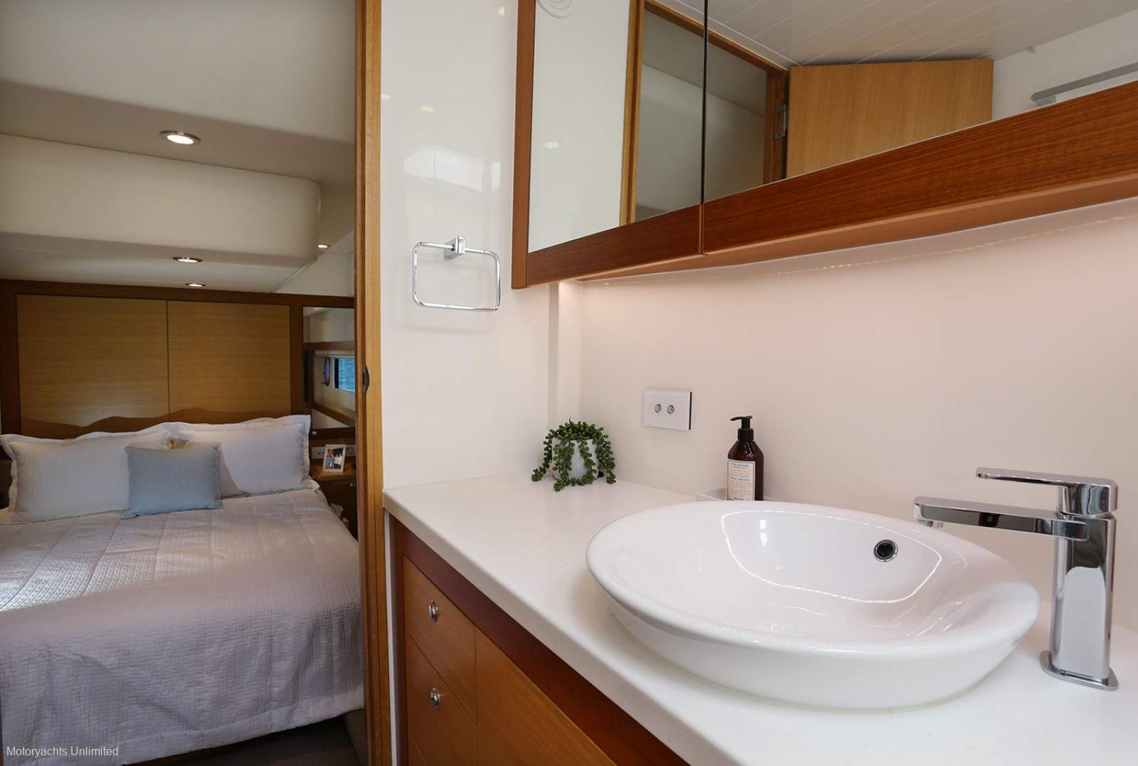 Used Riviera 52 Enclosed Flybridge - Stunning Three Cabin Model ...