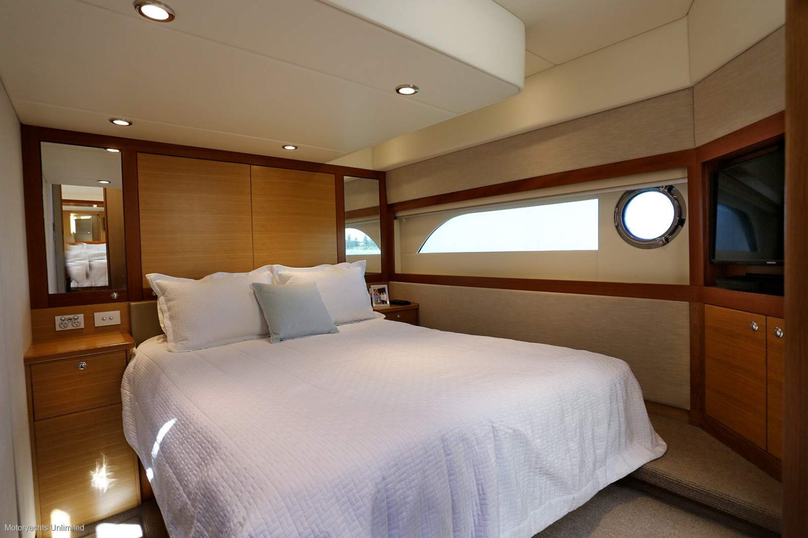 Used Riviera 52 Enclosed Flybridge - Stunning Three Cabin Model ...