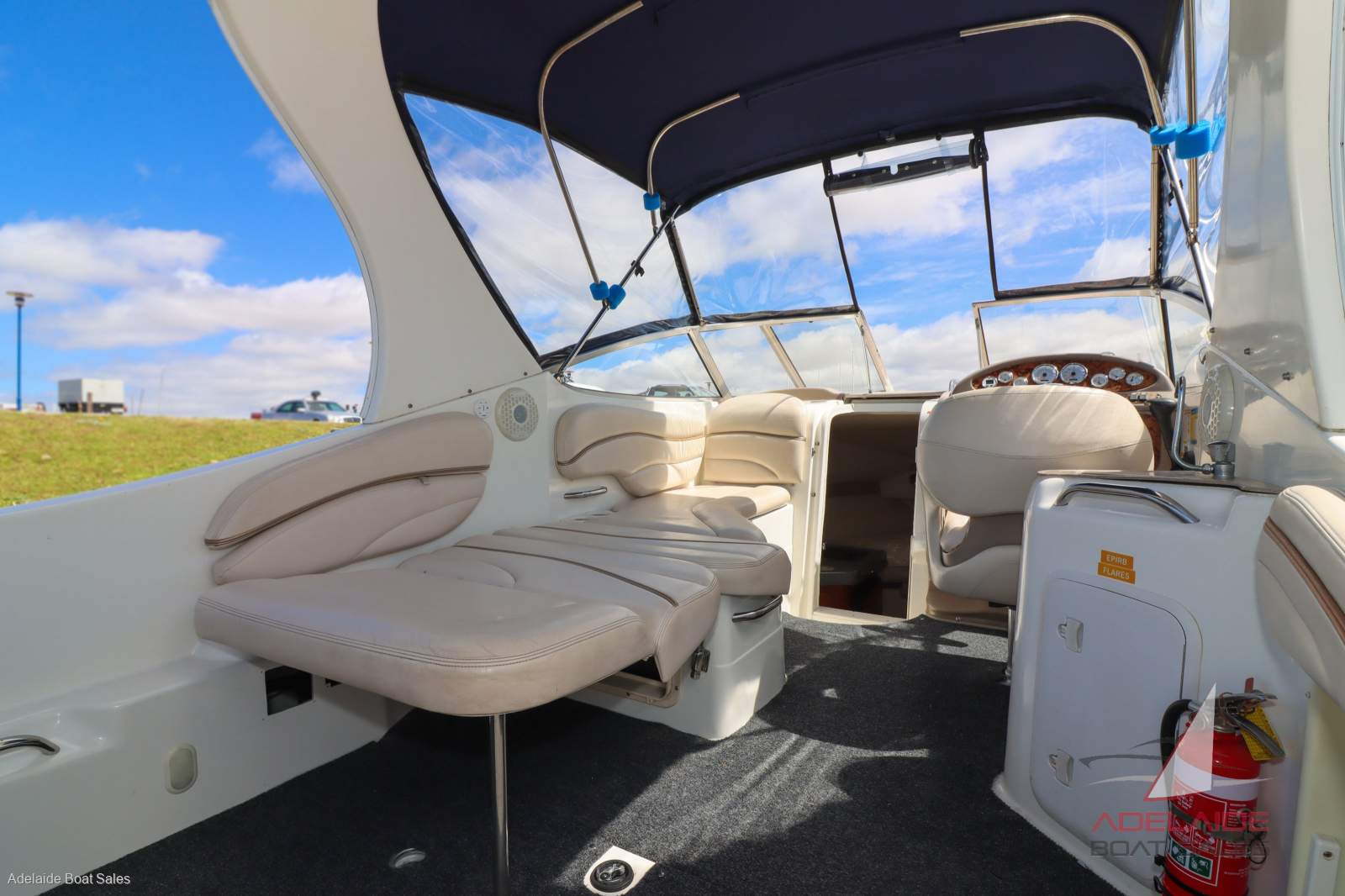 Used Larson Cabrio 260 for Sale | Boats For Sale | Yachthub