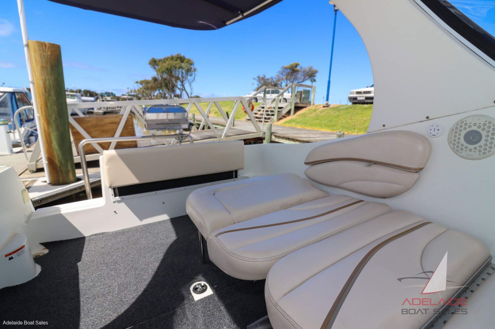 Used Larson Cabrio 260 for Sale | Boats For Sale | Yachthub