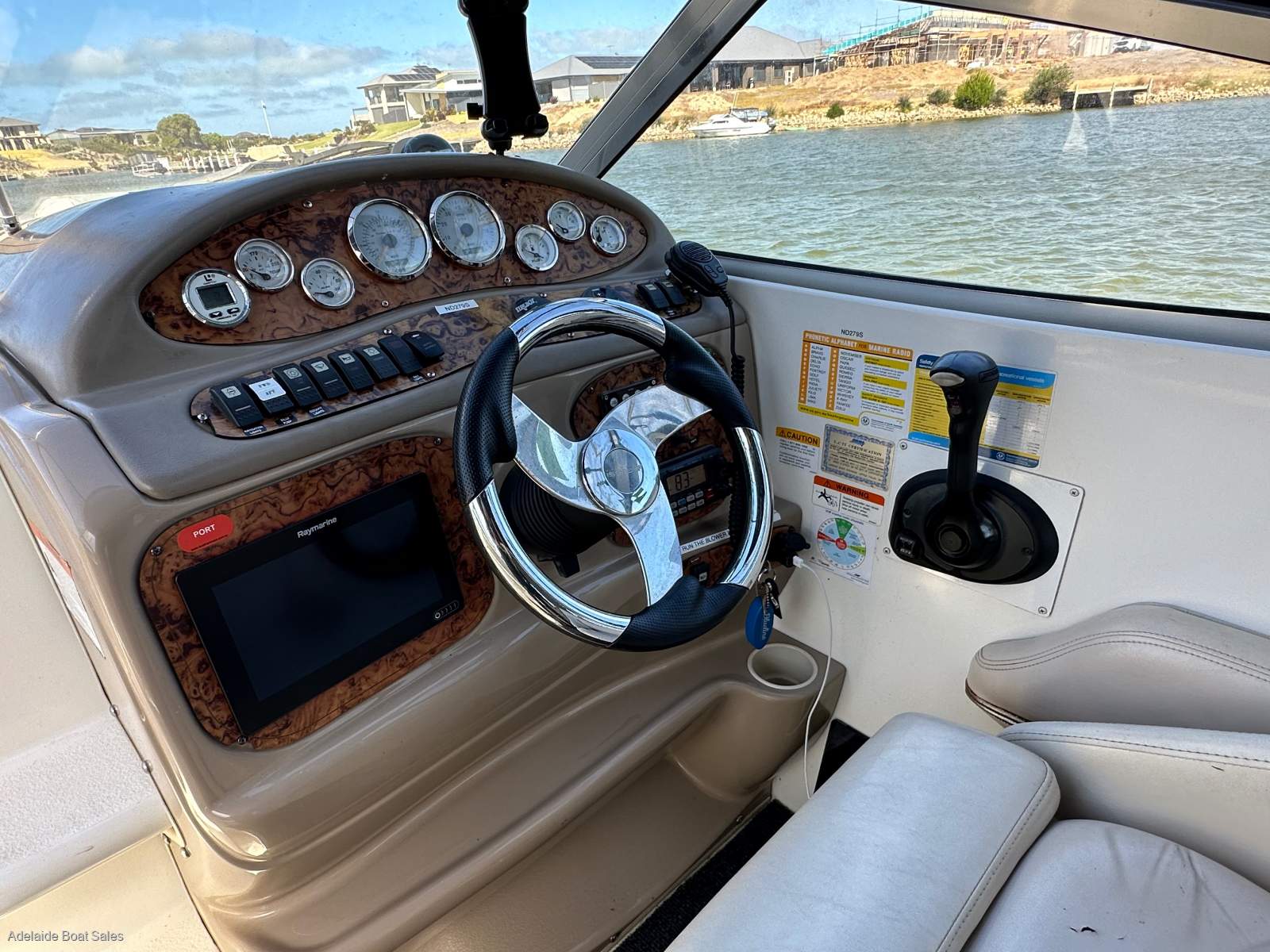 Used Larson Cabrio 260 for Sale | Boats For Sale | Yachthub