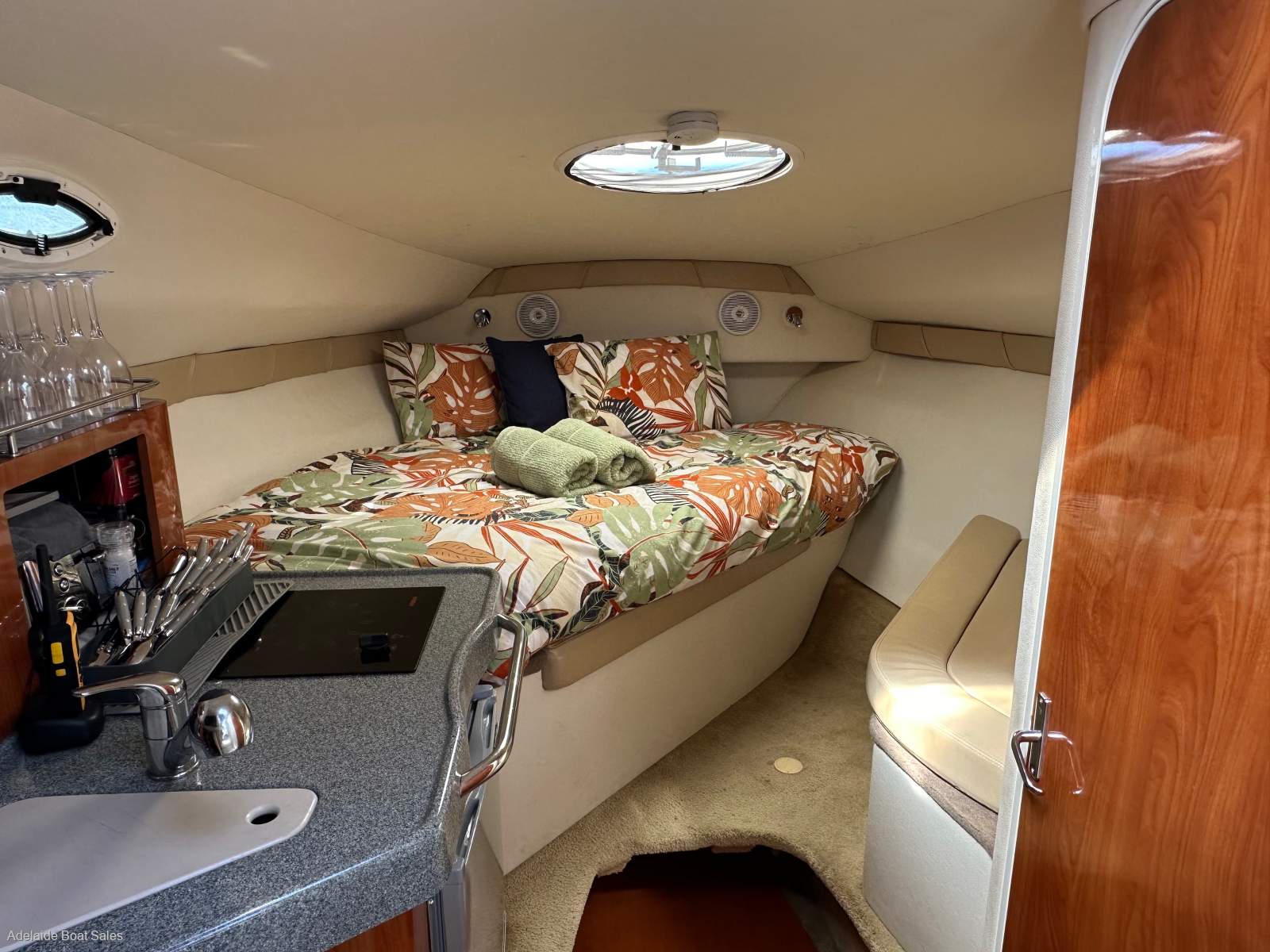 Used Larson Cabrio 260 for Sale | Boats For Sale | Yachthub