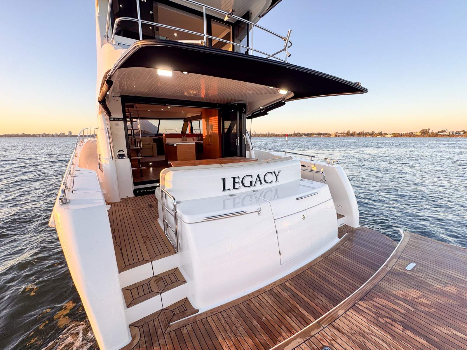 Maritimo M51 Cruising Motoryacht - Only 250 hours from new! For Sale