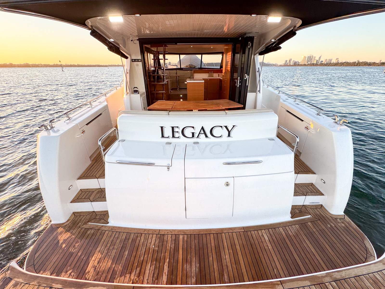 Maritimo M51 Cruising Motoryacht - Only 250 hours from new! For Sale