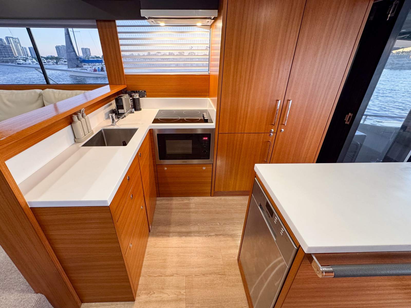 Used Maritimo M51 Cruising Motoryacht - Only 250 Hours From New! for ...