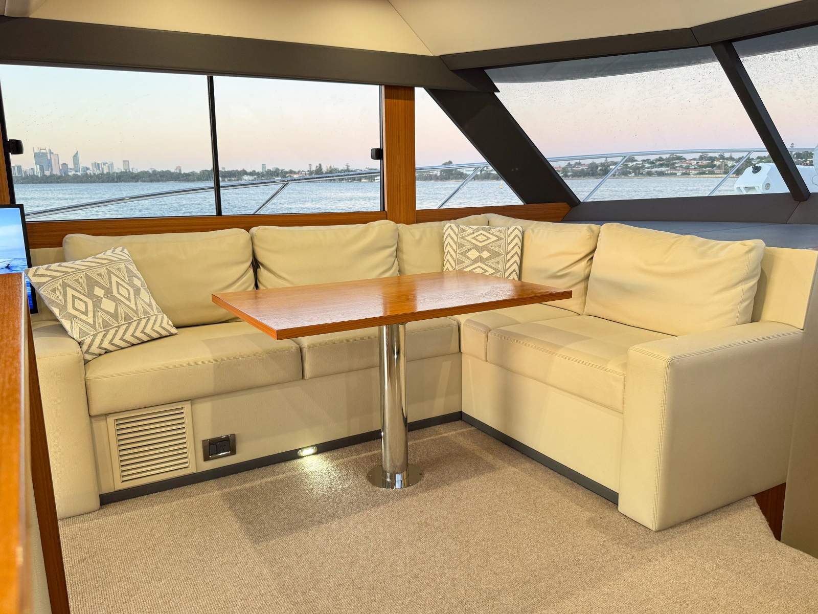 Maritimo M51 Cruising Motoryacht - Only 250 hours from new! For Sale