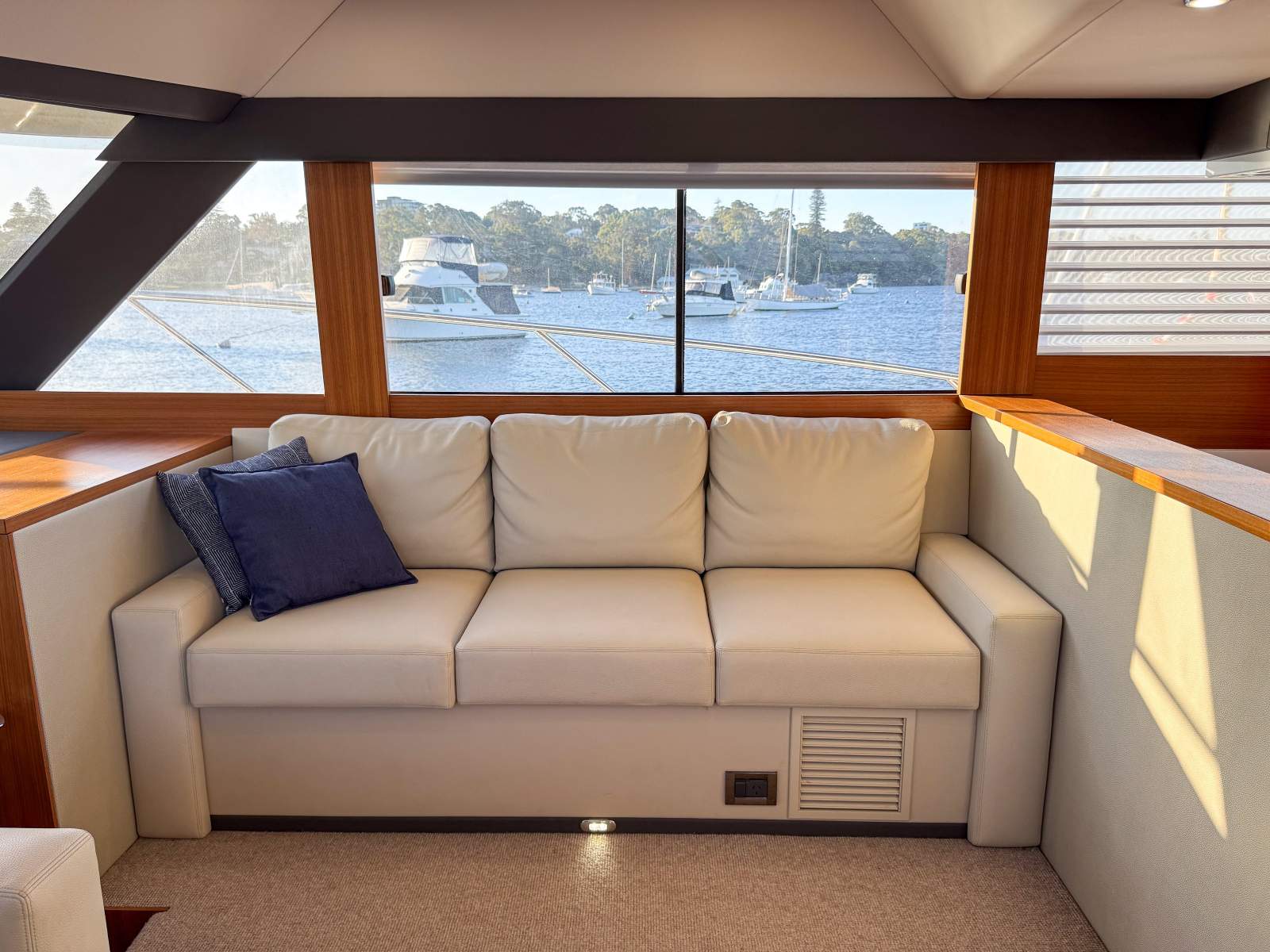 Maritimo M51 Cruising Motoryacht - Only 250 hours from new! For Sale