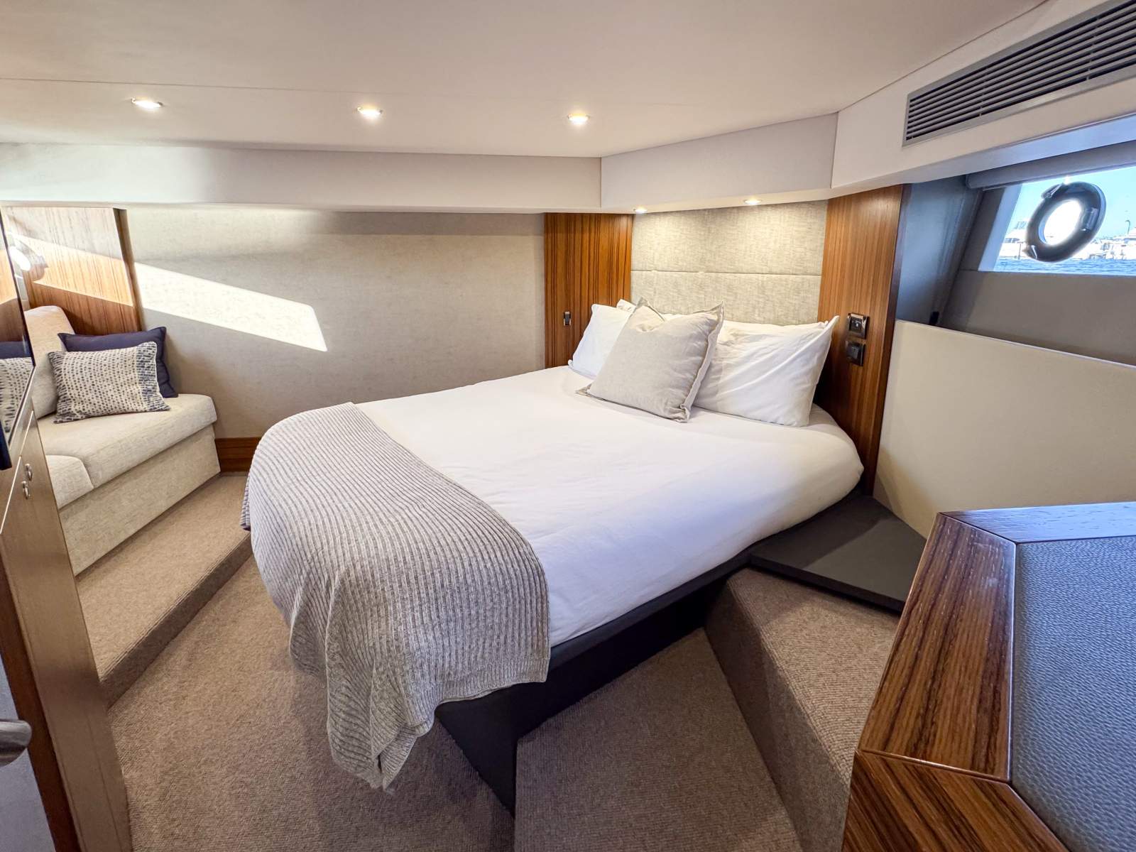 Maritimo M51 Cruising Motoryacht - Only 250 hours from new! For Sale