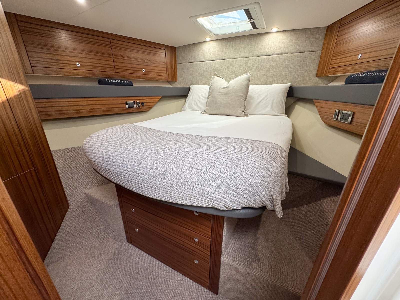 Maritimo M51 Cruising Motoryacht - Only 250 hours from new! For Sale