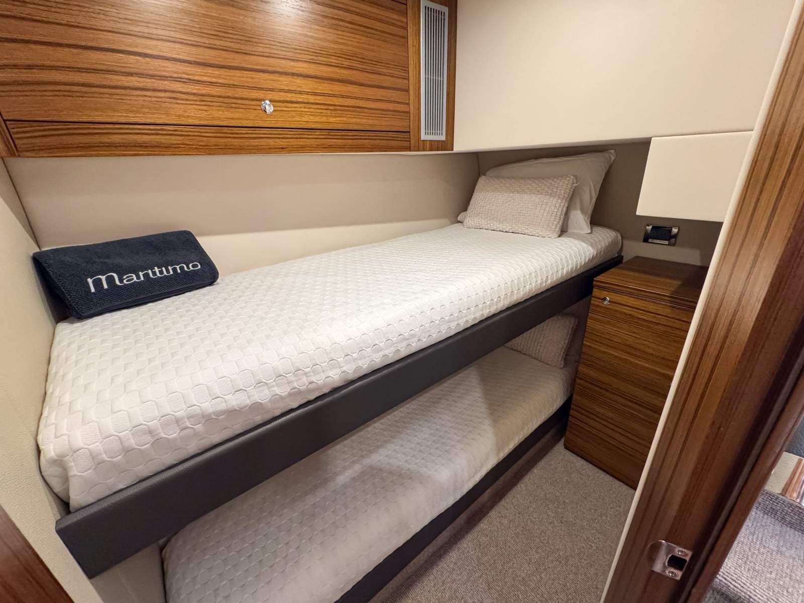 Maritimo M51 Cruising Motoryacht - Only 250 hours from new! For Sale