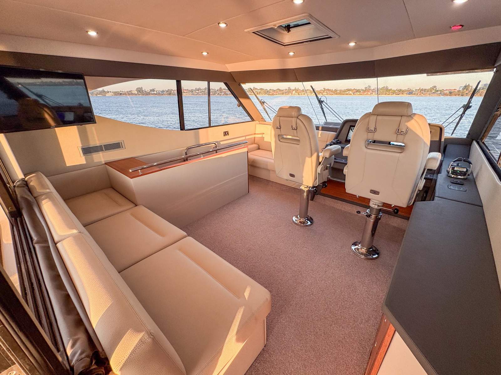 Maritimo M51 Cruising Motoryacht - Only 250 hours from new! For Sale