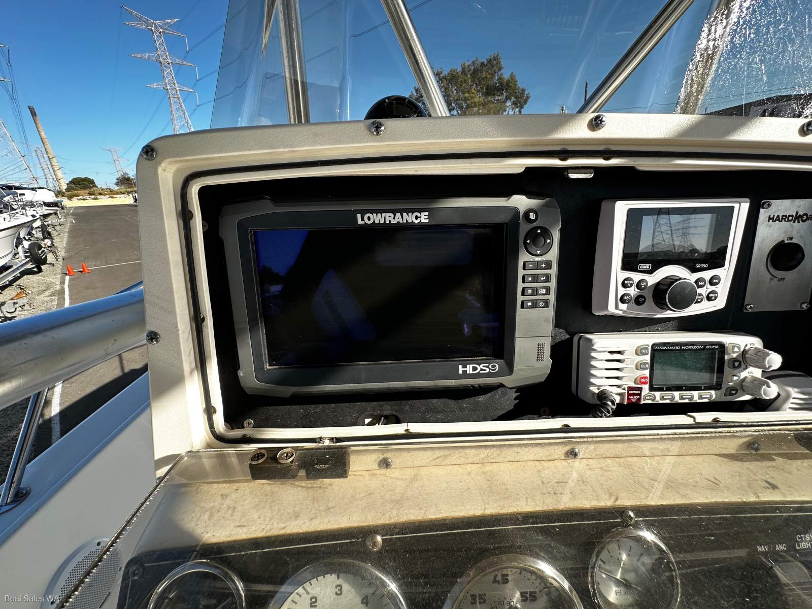 Boston Whaler 210 Outrage Wow very neat & tidy rig 225Hp 4Str Mercury ...