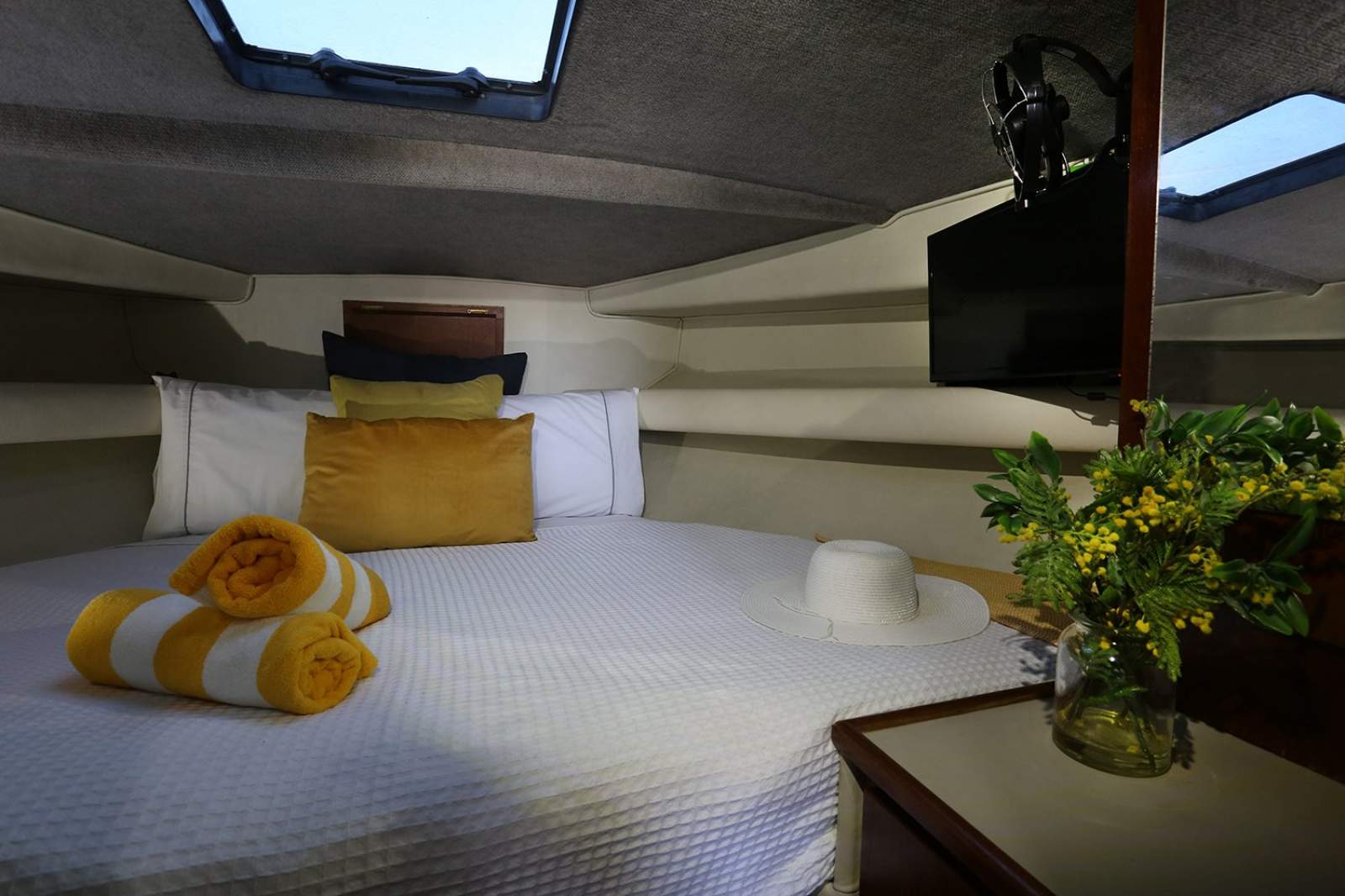 Used Caribbean 35 Flybridge Cruiser - Twin Caterpillar Diesels, Sleeps ...