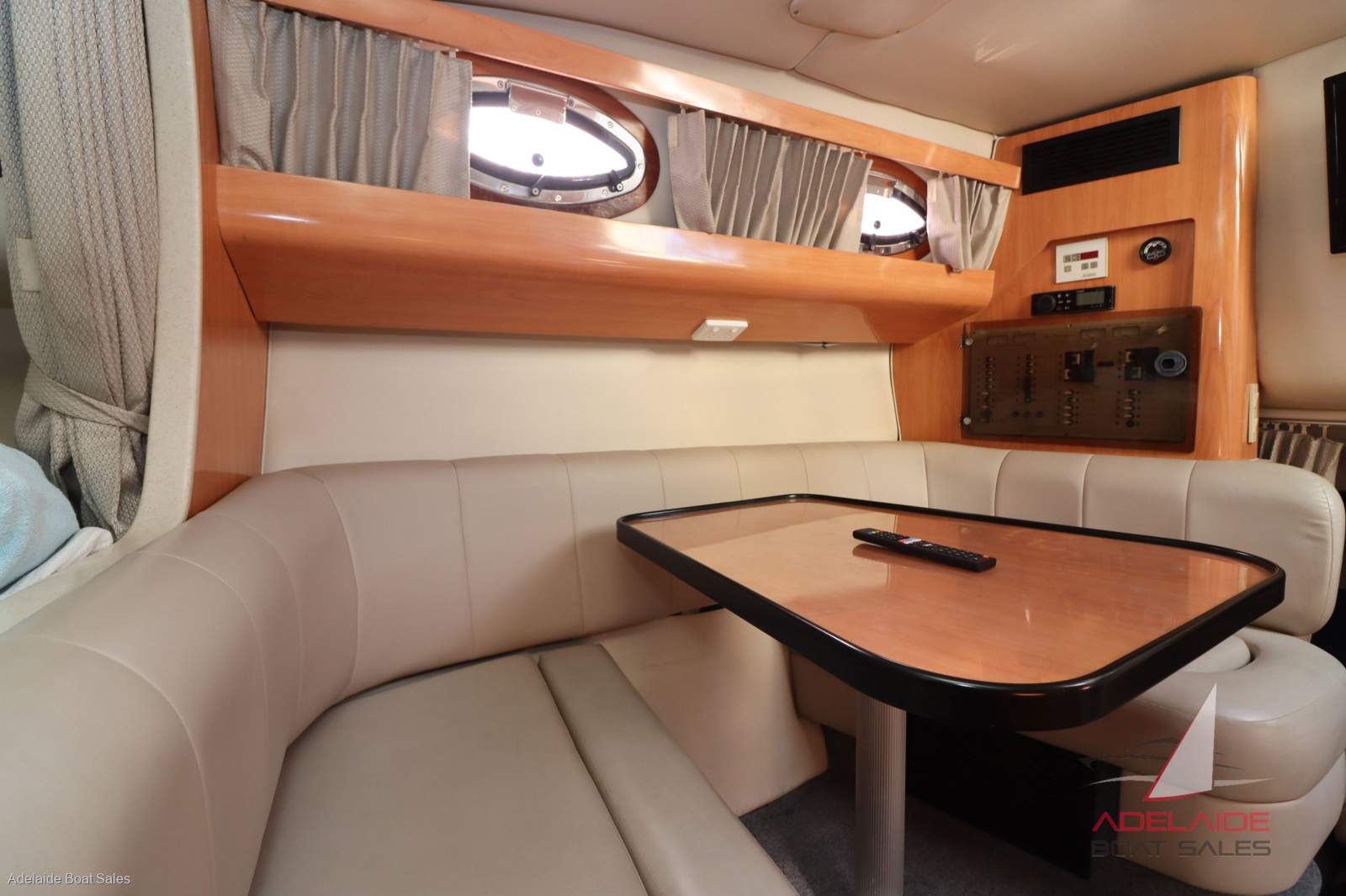 Regal Commodore 292 + bow thruster For Sale | Adelaide Boat Sales