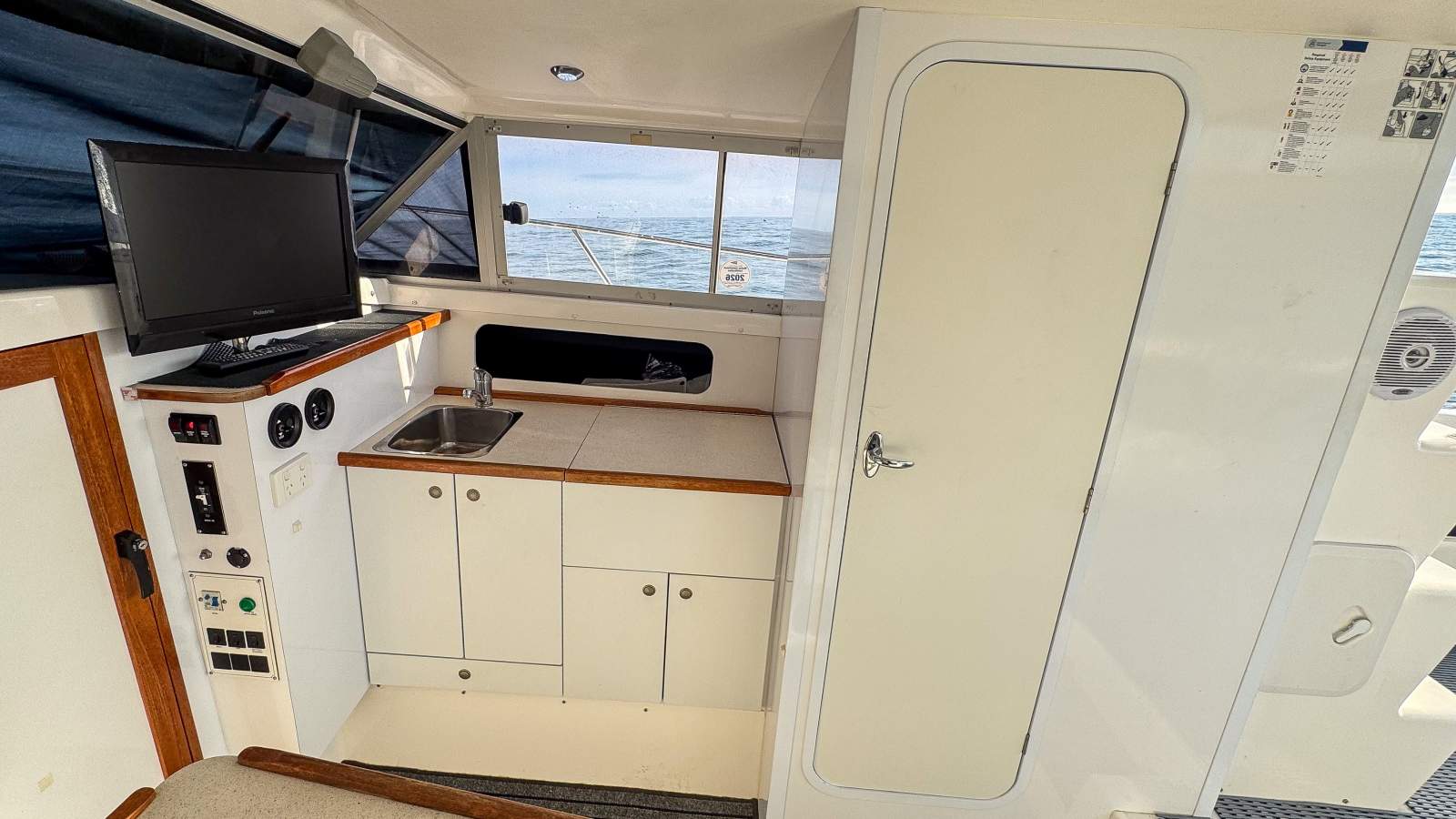 Caribbean 27 Flybridge Cruiser For Sale | Oceaneer Marine