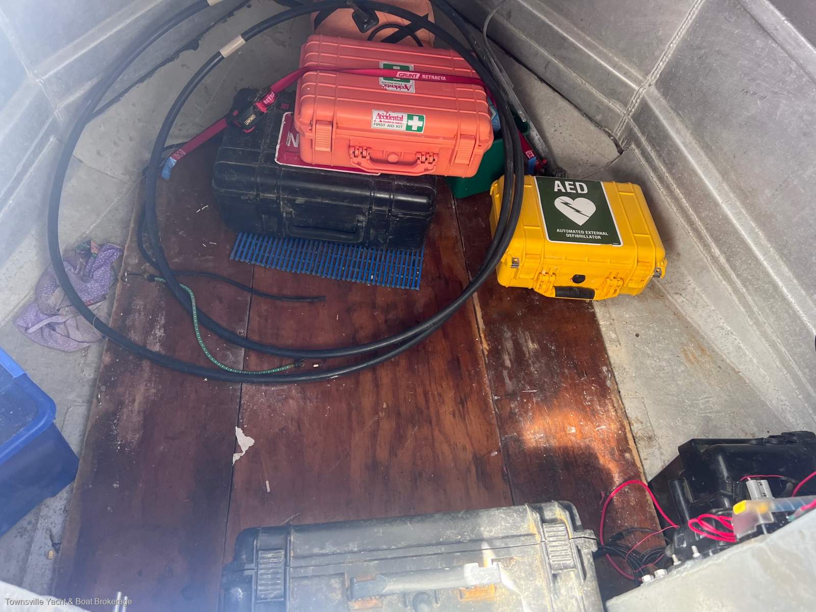 Used Snyper Custom Dive Boat On Tri Axle Swiftco Trailer for Sale ...